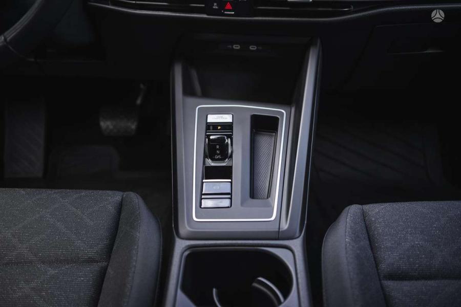 Grey Volkswagen Golf 2023 in Kaunas, with an engine capacity of 1.00 L and mileage of 120 thousand km for 15800 €, photo 36 on AUTOMOTO.COM.LV