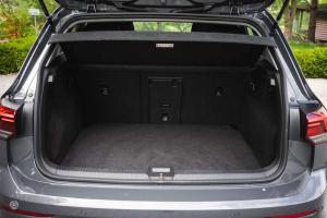 Grey Volkswagen Golf 2023 in Kaunas, with an engine capacity of 1.00 L and mileage of 120 thousand km for 15800 €, photo 38 on AUTOMOTO.COM.LV