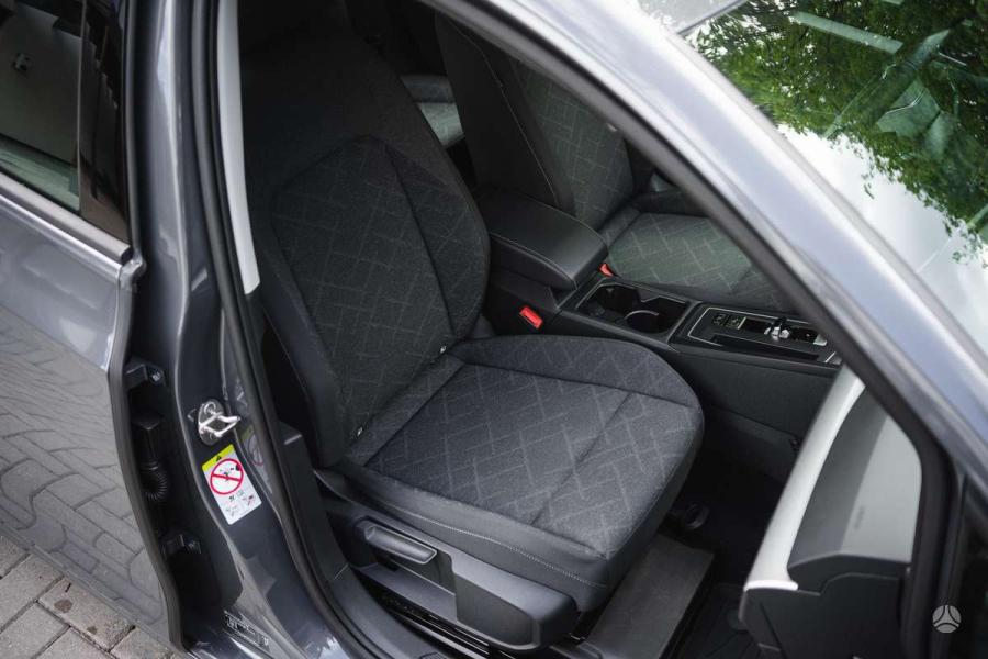 Grey Volkswagen Golf 2023 in Kaunas, with an engine capacity of 1.00 L and mileage of 120 thousand km for 15800 €, photo 40 on AUTOMOTO.COM.LV