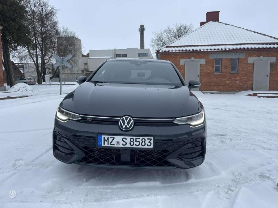 Pelēks Volkswagen Golf 2025 Marijampole, ar dzinēja tilpumu 1.50 L un nobraukumu 2 tūkst. km par 25500 €, foto 4 vietnē AUTOMOTO.COM.LV