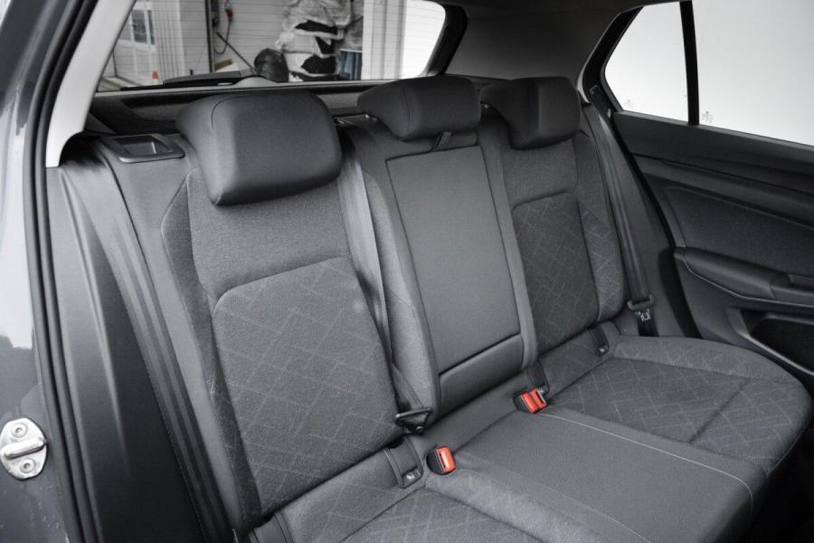 Pelēks Volkswagen Golf 2025 Rīga, ar dzinēja tilpumu 1.00 L un nobraukumu 13 tūkst. km par 24900 €, foto 8 vietnē AUTOMOTO.COM.LV