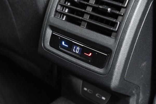 Pelēks Volkswagen Golf 2025 Rīga, ar dzinēja tilpumu 1.00 L un nobraukumu 13 tūkst. km par 24900 €, foto 8 vietnē AUTOMOTO.COM.LV