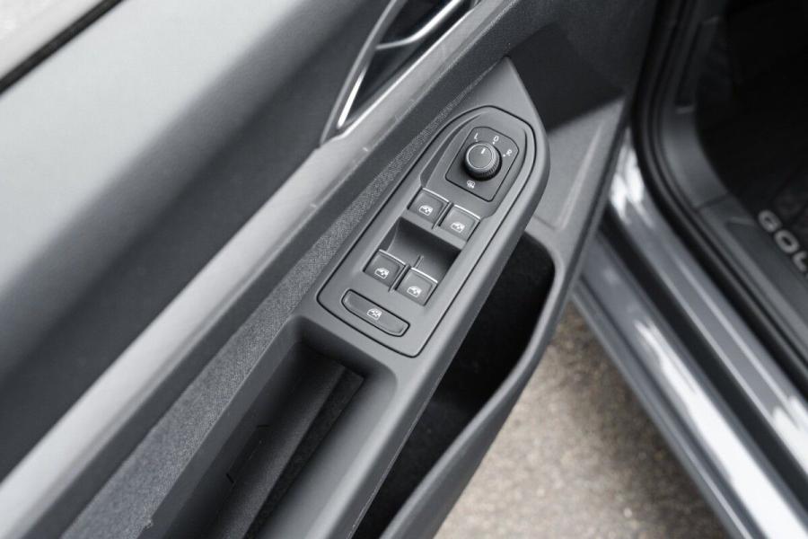 Pelēks Volkswagen Golf 2025 Rīga, ar dzinēja tilpumu 1.00 L un nobraukumu 13 tūkst. km par 24900 €, foto 10 vietnē AUTOMOTO.COM.LV