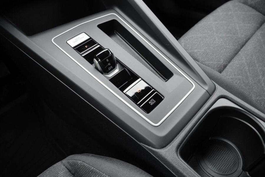 Pelēks Volkswagen Golf 2025 Rīga, ar dzinēja tilpumu 1.00 L un nobraukumu 13 tūkst. km par 24900 €, foto 16 vietnē AUTOMOTO.COM.LV