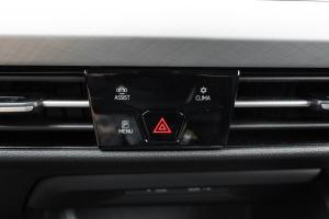 Pelēks Volkswagen Golf 2025 Rīga, ar dzinēja tilpumu 1.00 L un nobraukumu 13 tūkst. km par 24900 €, foto 17 vietnē AUTOMOTO.COM.LV