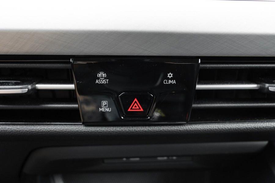 Pelēks Volkswagen Golf 2025 Rīga, ar dzinēja tilpumu 1.00 L un nobraukumu 13 tūkst. km par 24900 €, foto 17 vietnē AUTOMOTO.COM.LV