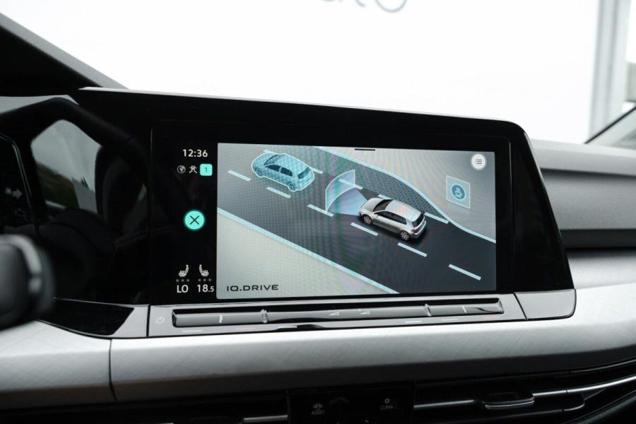Pelēks Volkswagen Golf 2025 Rīga, ar dzinēja tilpumu 1.00 L un nobraukumu 13 tūkst. km par 24900 €, foto 23 vietnē AUTOMOTO.COM.LV