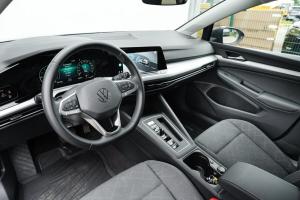 Pelēks Volkswagen Golf 2025 Rīga, ar dzinēja tilpumu 1.00 L un nobraukumu 13 tūkst. km par 24900 €, foto 25 vietnē AUTOMOTO.COM.LV