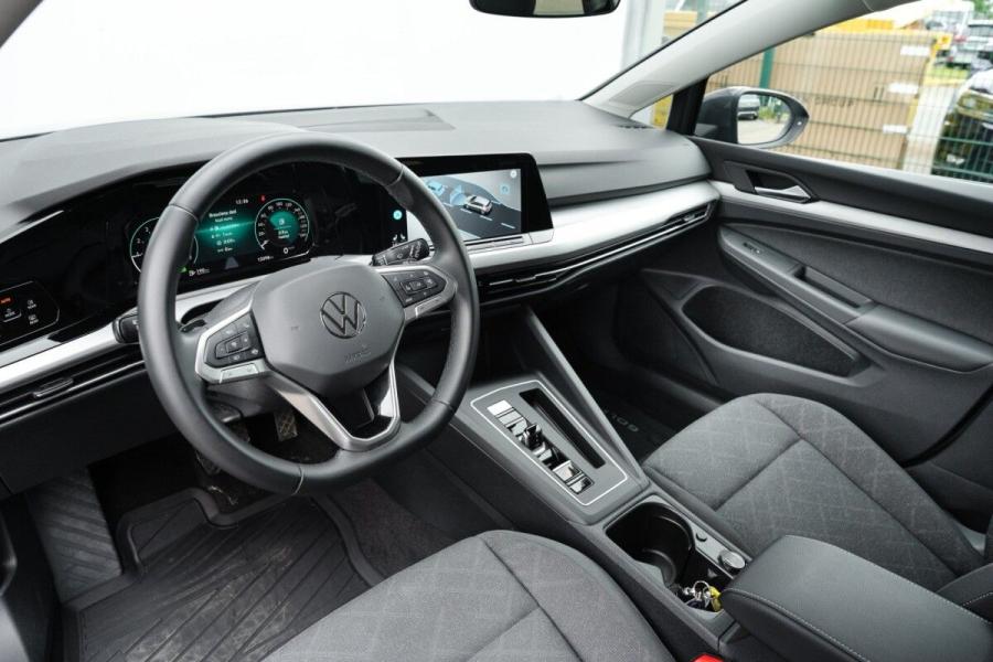 Pelēks Volkswagen Golf 2025 Rīga, ar dzinēja tilpumu 1.00 L un nobraukumu 13 tūkst. km par 24900 €, foto 25 vietnē AUTOMOTO.COM.LV