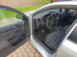 Grey Volkswagen Golf 2009 in Aluksne, with an engine capacity of 1.90 L and mileage of 387 thousand km for 1550 €, photo 6 on AUTOMOTO.COM.LV