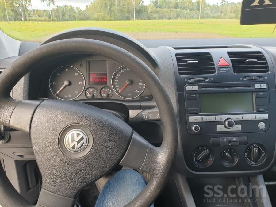 Grey Volkswagen Golf 2009 in Aluksne, with an engine capacity of 1.90 L and mileage of 387 thousand km for 1550 €, photo 8 on AUTOMOTO.COM.LV