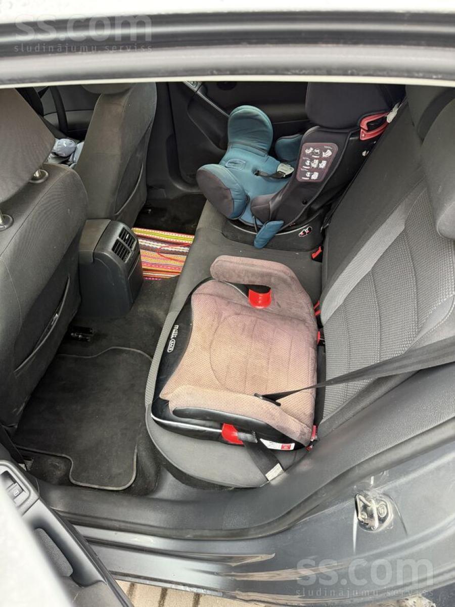 Grey Volkswagen Golf 2009 in Liepaja, with an engine capacity of 1.40 L and mileage of 253 thousand km for 3300 €, photo 9 on AUTOMOTO.COM.LV