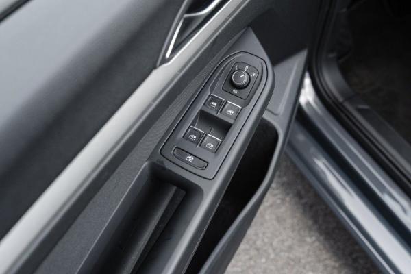 Grey Volkswagen Golf 2021 in Riga, with an engine capacity of 1.50 L and mileage of 166 thousand km for 13750 €, photo 10 on AUTOMOTO.COM.LV