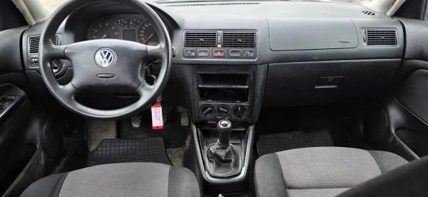 Grey Volkswagen Golf 2000 in Valmiera, with an engine capacity of 1.60 L and mileage of 277 thousand km for 500 €, photo 7 on AUTOMOTO.COM.LV