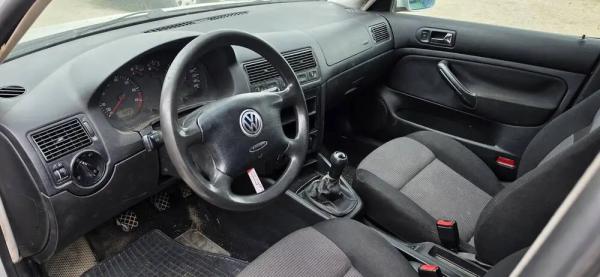 Grey Volkswagen Golf 2000 in Valmiera, with an engine capacity of 1.60 L and mileage of 277 thousand km for 500 €, photo 8 on AUTOMOTO.COM.LV