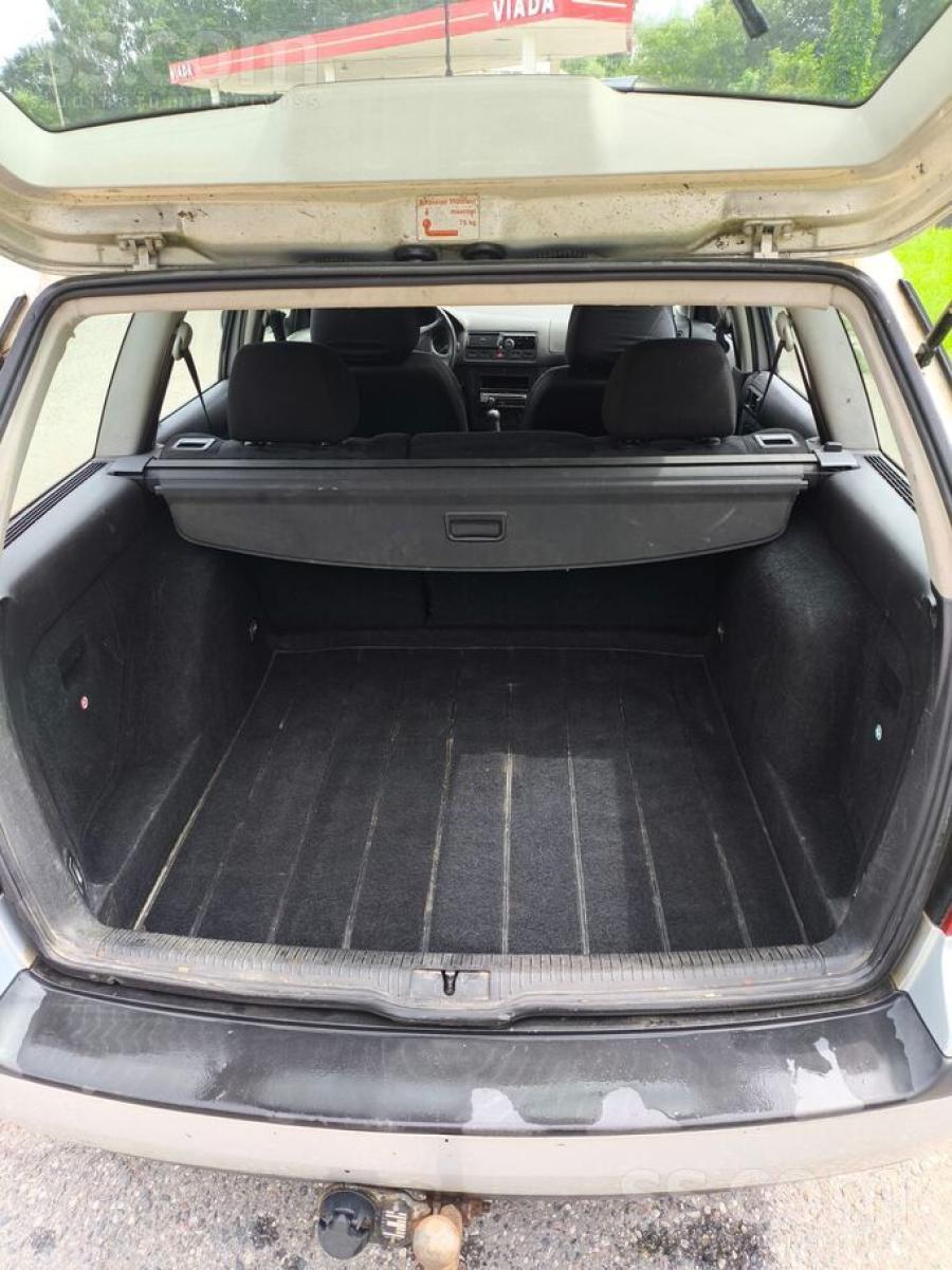 Pelēks Volkswagen Golf 2000 Preiļi, ar dzinēja tilpumu 1.60 L un nobraukumu 355 tūkst. km par 1250 €, foto 4 vietnē AUTOMOTO.COM.LV