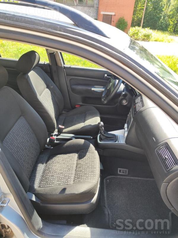 Grey Volkswagen Golf 2001 in Riga, with an engine capacity of 1.90 L and mileage of 415 thousand km for 900 €, photo 5 on AUTOMOTO.COM.LV