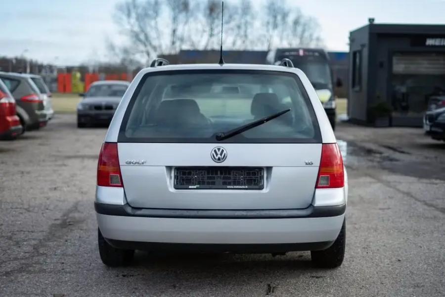 Grey Volkswagen Golf 2001 in Liepaja, with an engine capacity of 1.60 L and mileage of 206 thousand km for 2650 €, photo 4 on AUTOMOTO.COM.LV