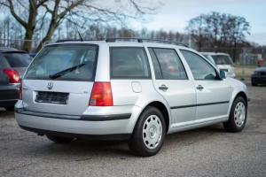 Grey Volkswagen Golf 2001 in Liepaja, with an engine capacity of 1.60 L and mileage of 206 thousand km for 2650 €, photo 5 on AUTOMOTO.COM.LV