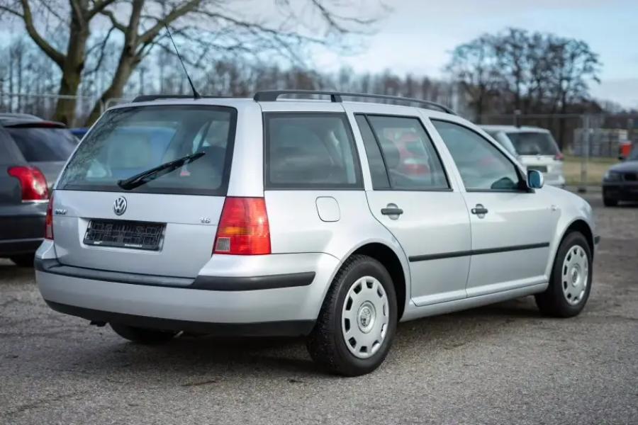 Grey Volkswagen Golf 2001 in Liepaja, with an engine capacity of 1.60 L and mileage of 206 thousand km for 2650 €, photo 5 on AUTOMOTO.COM.LV