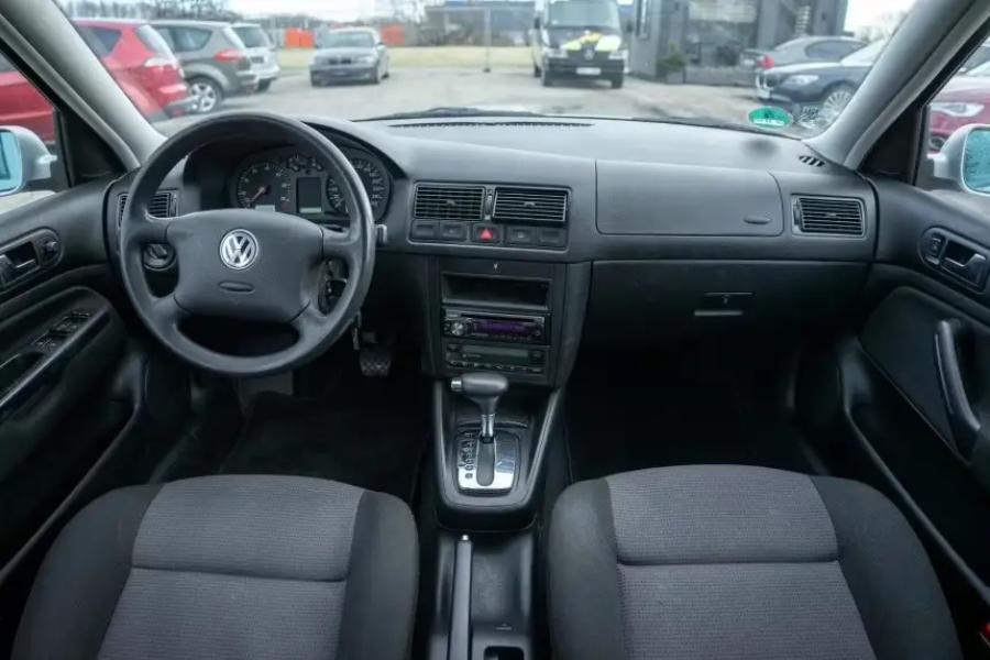 Grey Volkswagen Golf 2001 in Liepaja, with an engine capacity of 1.60 L and mileage of 206 thousand km for 2650 €, photo 8 on AUTOMOTO.COM.LV