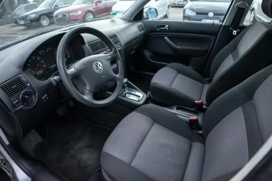 Grey Volkswagen Golf 2001 in Liepaja, with an engine capacity of 1.60 L and mileage of 206 thousand km for 2650 €, photo 9 on AUTOMOTO.COM.LV