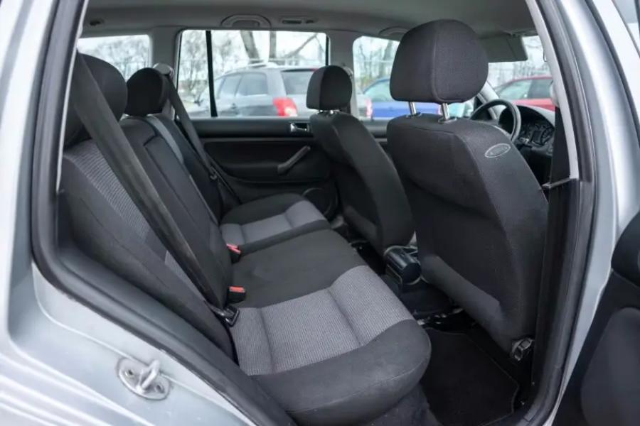 Grey Volkswagen Golf 2001 in Liepaja, with an engine capacity of 1.60 L and mileage of 206 thousand km for 2650 €, photo 12 on AUTOMOTO.COM.LV