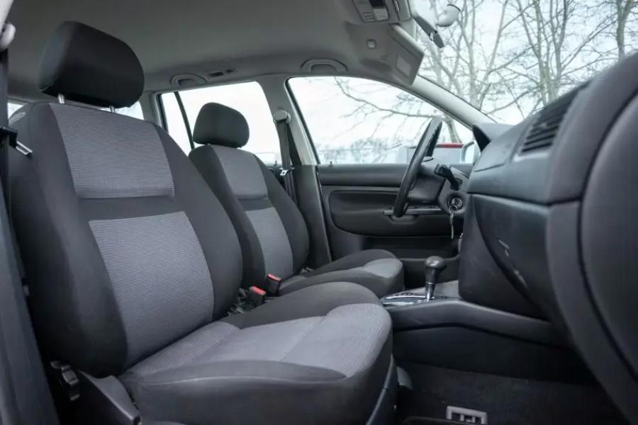 Grey Volkswagen Golf 2001 in Liepaja, with an engine capacity of 1.60 L and mileage of 206 thousand km for 2650 €, photo 13 on AUTOMOTO.COM.LV