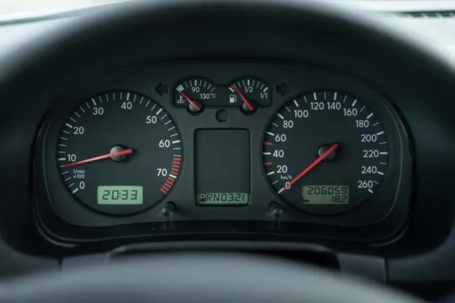 Grey Volkswagen Golf 2001 in Liepaja, with an engine capacity of 1.60 L and mileage of 206 thousand km for 2650 €, photo 14 on AUTOMOTO.COM.LV