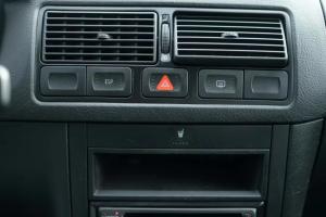 Grey Volkswagen Golf 2001 in Liepaja, with an engine capacity of 1.60 L and mileage of 206 thousand km for 2650 €, photo 17 on AUTOMOTO.COM.LV
