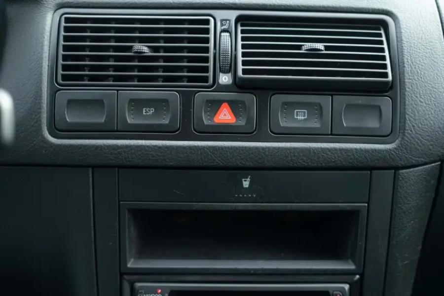 Grey Volkswagen Golf 2001 in Liepaja, with an engine capacity of 1.60 L and mileage of 206 thousand km for 2650 €, photo 17 on AUTOMOTO.COM.LV