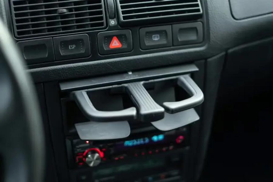 Grey Volkswagen Golf 2001 in Liepaja, with an engine capacity of 1.60 L and mileage of 206 thousand km for 2650 €, photo 20 on AUTOMOTO.COM.LV