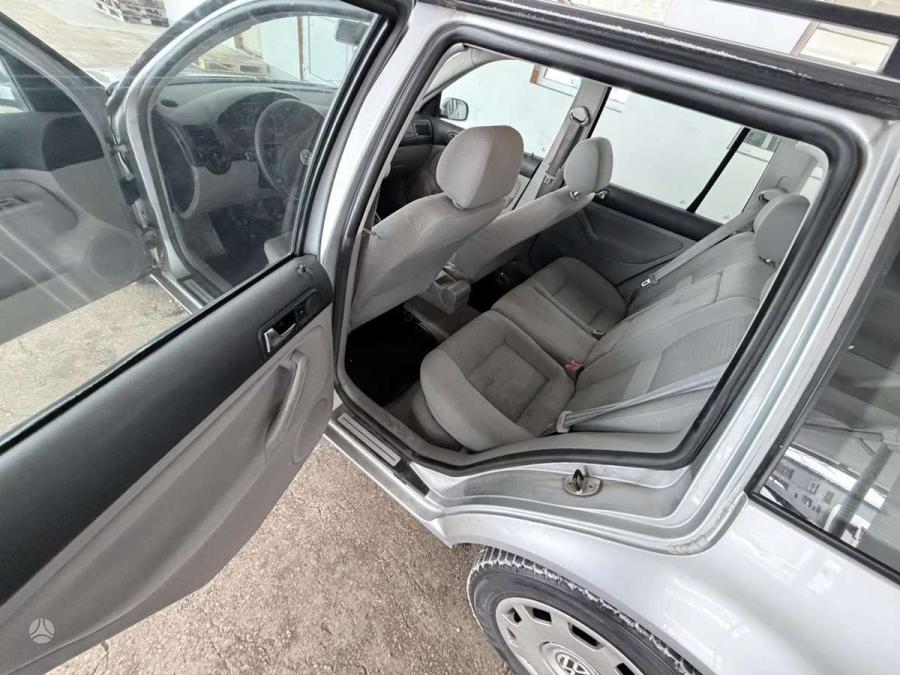 Pelēks Volkswagen Golf 2003 Viļņa, ar dzinēja tilpumu 1.90 L un nobraukumu 370 tūkst. km par 1600 €, foto 16 vietnē AUTOMOTO.COM.LV