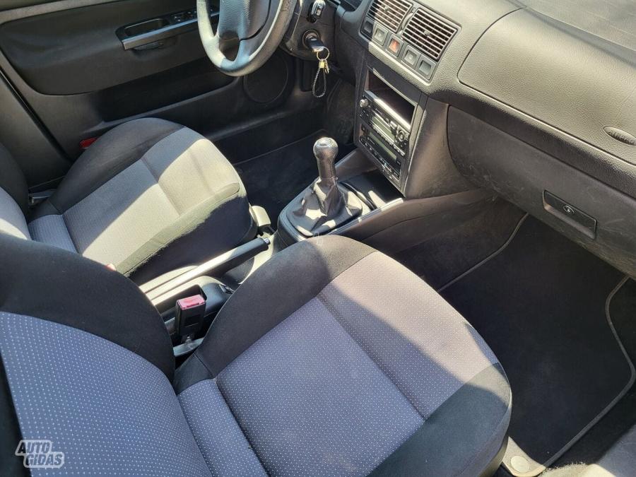 Grey Volkswagen Golf 2003 in Vilkaviskis, with an engine capacity of 1.60 L and mileage of 157 thousand km for 1100 €, photo 9 on AUTOMOTO.COM.LV
