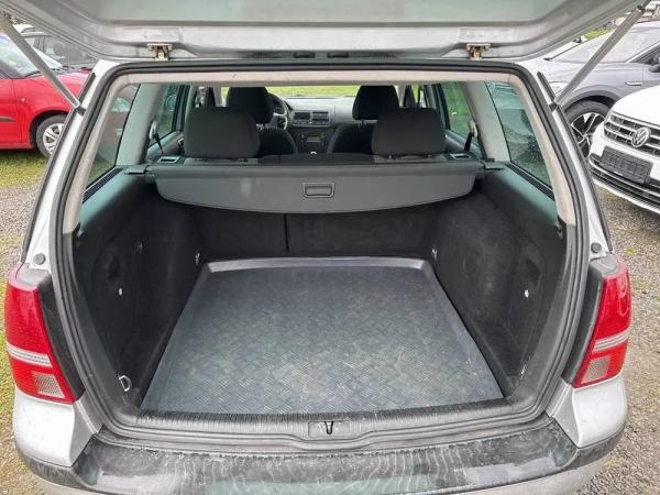 Pelēks Volkswagen Golf 2003 Limbaži, ar dzinēja tilpumu 1.60 L un nobraukumu 223 tūkst. km par 3150 €, foto 9 vietnē AUTOMOTO.COM.LV