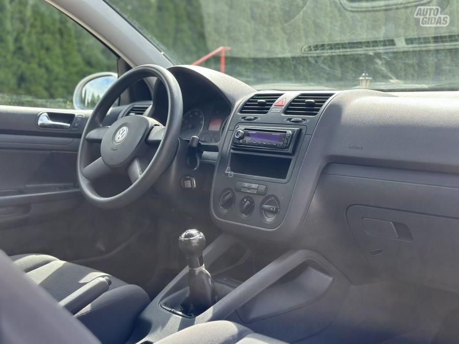 Grey Volkswagen Golf 2004 in Vilnius, with an engine capacity of 1.40 L and mileage of 205 thousand km for 2450 €, photo 33 on AUTOMOTO.COM.LV
