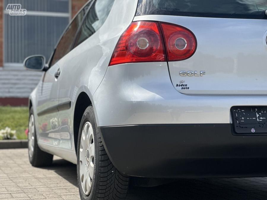 Pelēks Volkswagen Golf 2004 Viļņa, ar dzinēja tilpumu 1.40 L un nobraukumu 205 tūkst. km par 2450 €, foto 23 vietnē AUTOMOTO.COM.LV