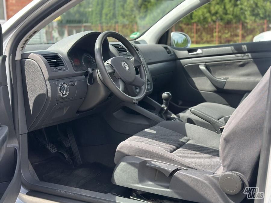 Pelēks Volkswagen Golf 2004 Viļņa, ar dzinēja tilpumu 1.40 L un nobraukumu 205 tūkst. km par 2450 €, foto 34 vietnē AUTOMOTO.COM.LV
