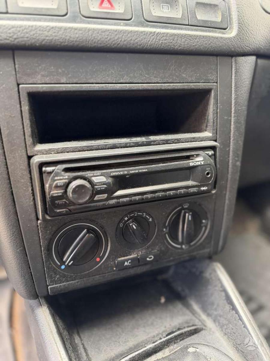 Grey Volkswagen Golf 2004 in Kaunas, with an engine capacity of 1.90 L and mileage of 289 thousand km for 1600 €, photo 21 on AUTOMOTO.COM.LV