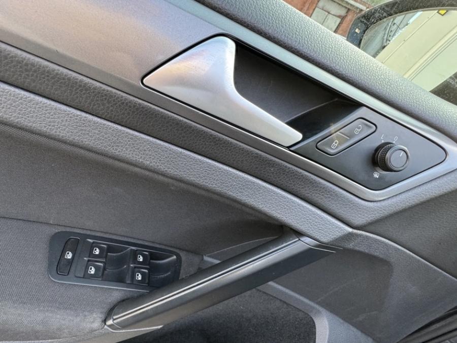 Pelēks Volkswagen Golf 2005 Rīga, ar dzinēja tilpumu 1.60 L un nobraukumu 152 tūkst. km par 6900 €, foto 5 vietnē AUTOMOTO.COM.LV