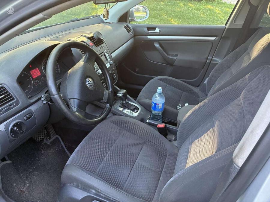 Pelēks Volkswagen Golf 2007 Viļņa, ar dzinēja tilpumu 1.90 L un nobraukumu 370 tūkst. km par 1250 €, foto 6 vietnē AUTOMOTO.COM.LV