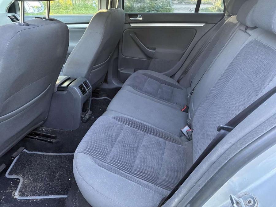 Pelēks Volkswagen Golf 2007 Viļņa, ar dzinēja tilpumu 1.90 L un nobraukumu 370 tūkst. km par 1250 €, foto 7 vietnē AUTOMOTO.COM.LV