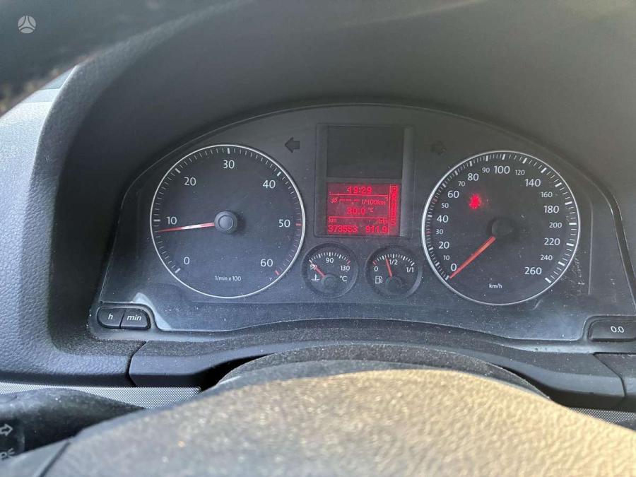 Pelēks Volkswagen Golf 2007 Viļņa, ar dzinēja tilpumu 1.90 L un nobraukumu 370 tūkst. km par 1250 €, foto 8 vietnē AUTOMOTO.COM.LV