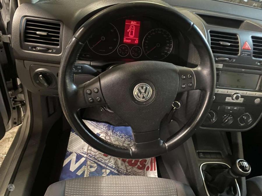 Pelēks Volkswagen Golf 2008 Marijampole, ar dzinēja tilpumu 1.90 L un nobraukumu 214 tūkst. km par 2700 €, foto 19 vietnē AUTOMOTO.COM.LV