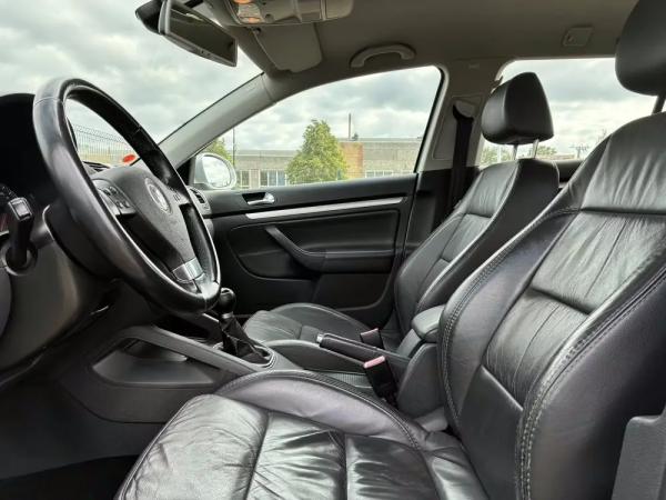 Pelēks Volkswagen Golf 2008 Saldus, ar dzinēja tilpumu 2.00 L un nobraukumu 127 tūkst. km par 3500 €, foto 6 vietnē AUTOMOTO.COM.LV