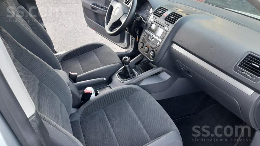 Pelēks Volkswagen Golf 2008 Rīga, ar dzinēja tilpumu 1.90 L un nobraukumu 225 tūkst. km par 3500 €, foto 30 vietnē AUTOMOTO.COM.LV