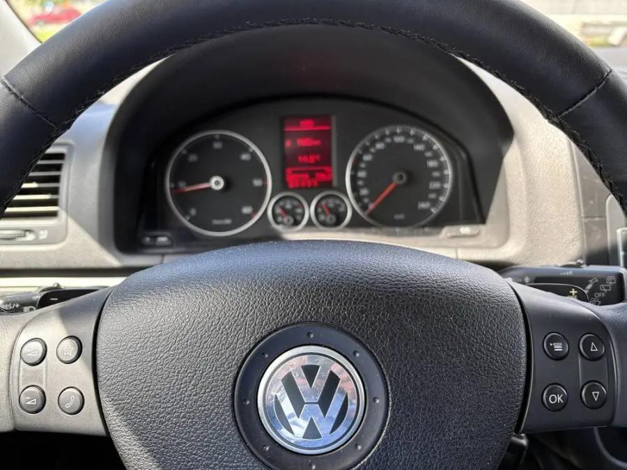 Pelēks Volkswagen Golf 2008 Daugavpils, ar dzinēja tilpumu 1.90 L un nobraukumu 282 tūkst. km par 3950 €, foto 13 vietnē AUTOMOTO.COM.LV