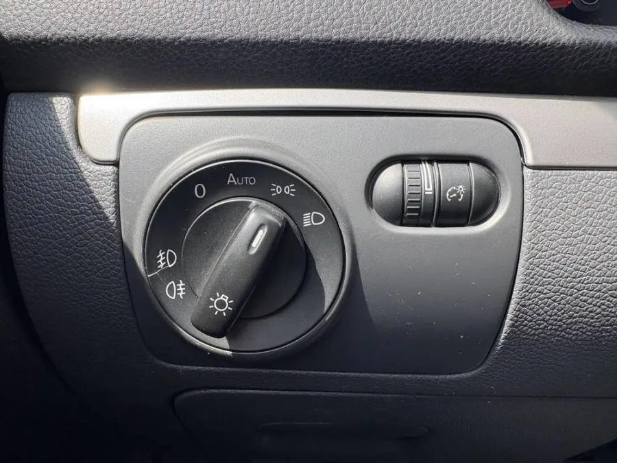 Pelēks Volkswagen Golf 2008 Daugavpils, ar dzinēja tilpumu 1.90 L un nobraukumu 282 tūkst. km par 3950 €, foto 16 vietnē AUTOMOTO.COM.LV