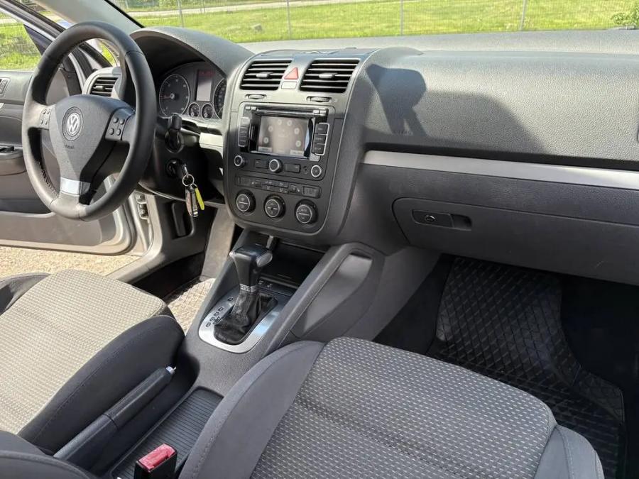 Pelēks Volkswagen Golf 2008 Daugavpils, ar dzinēja tilpumu 1.90 L un nobraukumu 282 tūkst. km par 3950 €, foto 24 vietnē AUTOMOTO.COM.LV