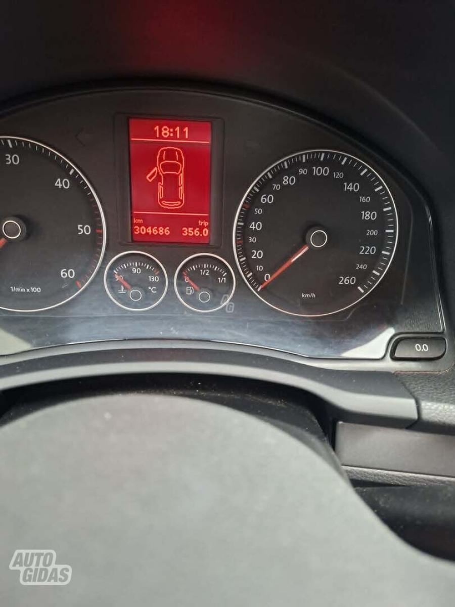 Pelēks Volkswagen Golf 2008 Kauņa, ar dzinēja tilpumu 1.90 L un nobraukumu 310 tūkst. km par 2500 €, foto 11 vietnē AUTOMOTO.COM.LV